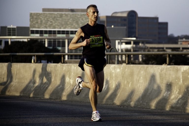 How to Get a Runner's Body & Physique (According to Trainers)