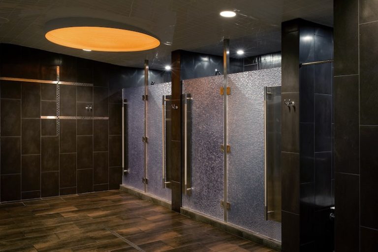 Does Equinox Gym Have Showers? (Photos & FAQ)